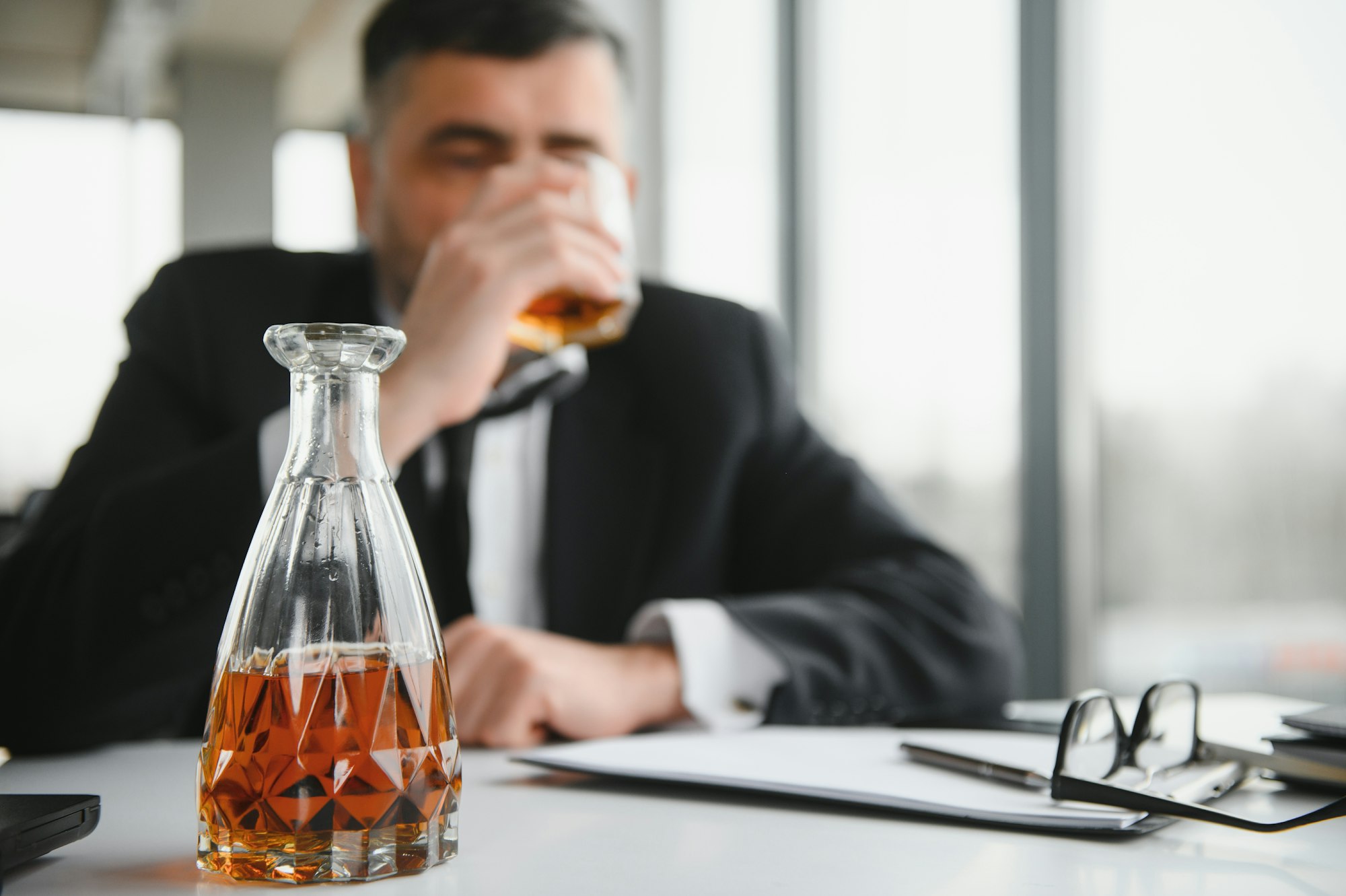 Comment reconnaître l'alcoolisme : 15 signes révélateurs